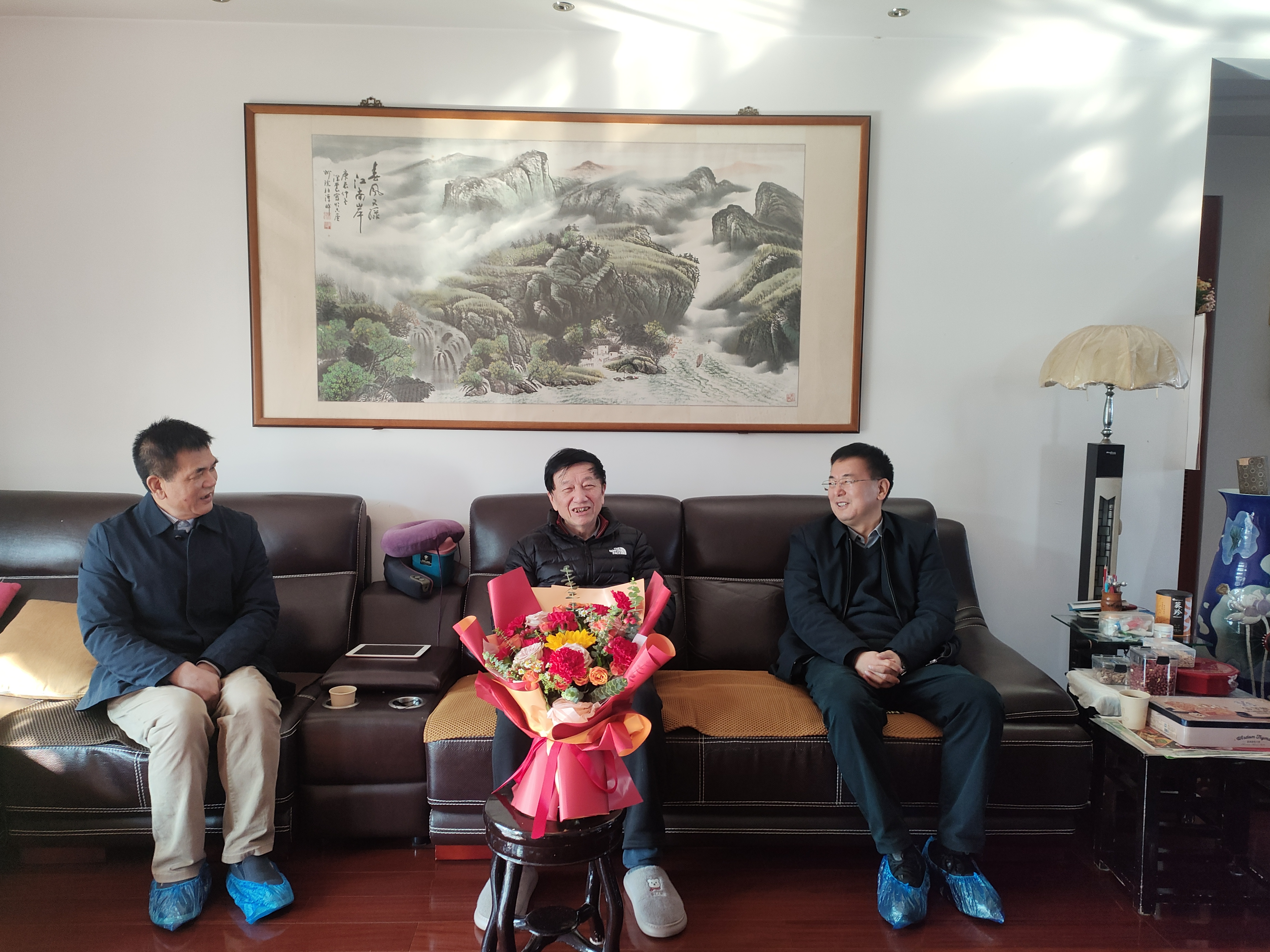 校党委书记卢平、校长黄友锐看望慰问老领导